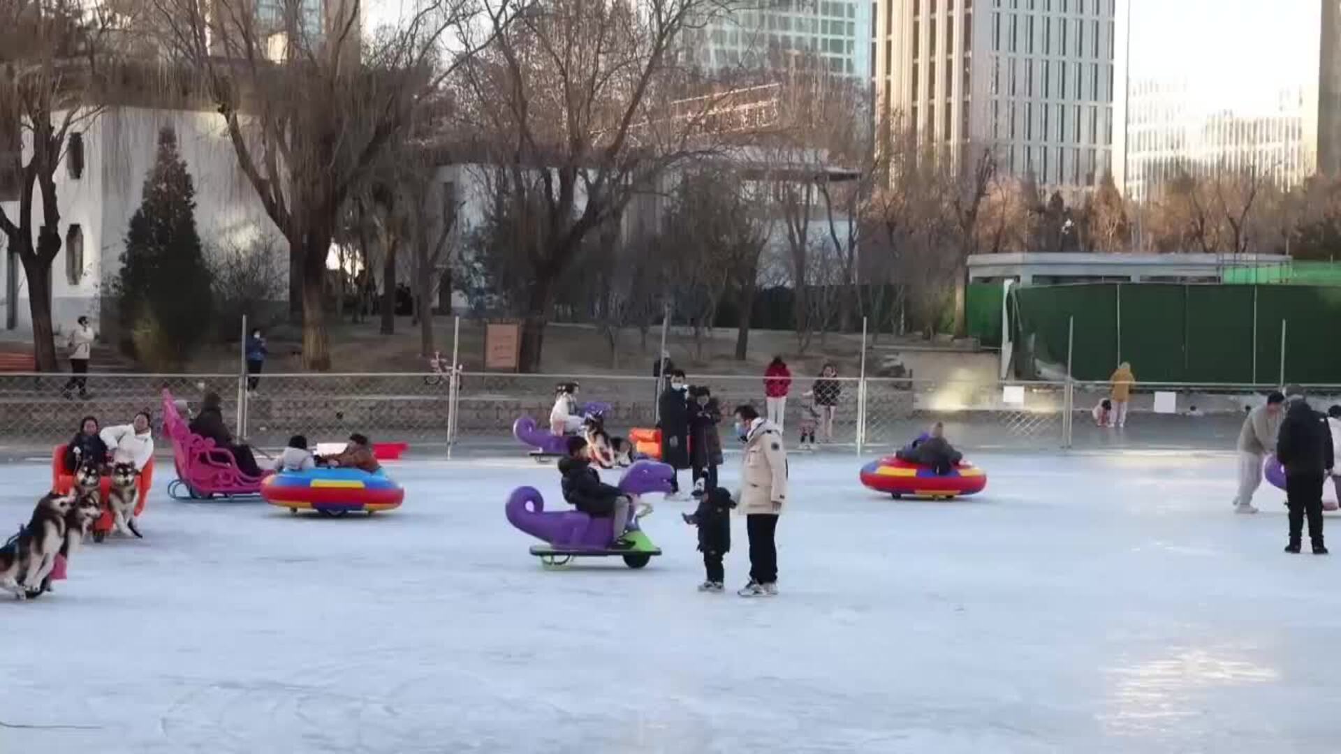 Personas en Pekín patinan en un lago congelado