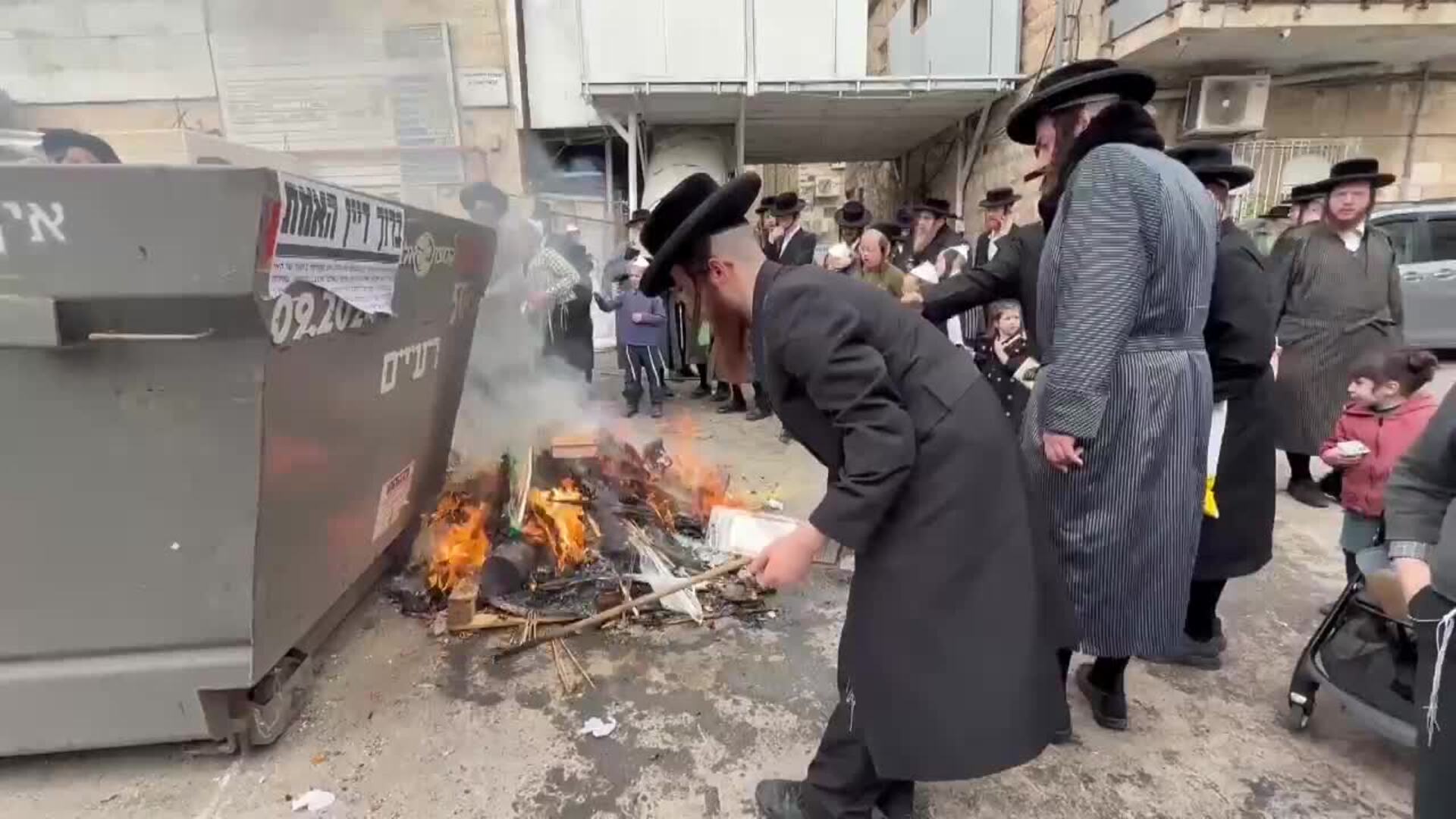 Judíos ultraortodoxos celebran un ritual de purificación en Jerusalén ...