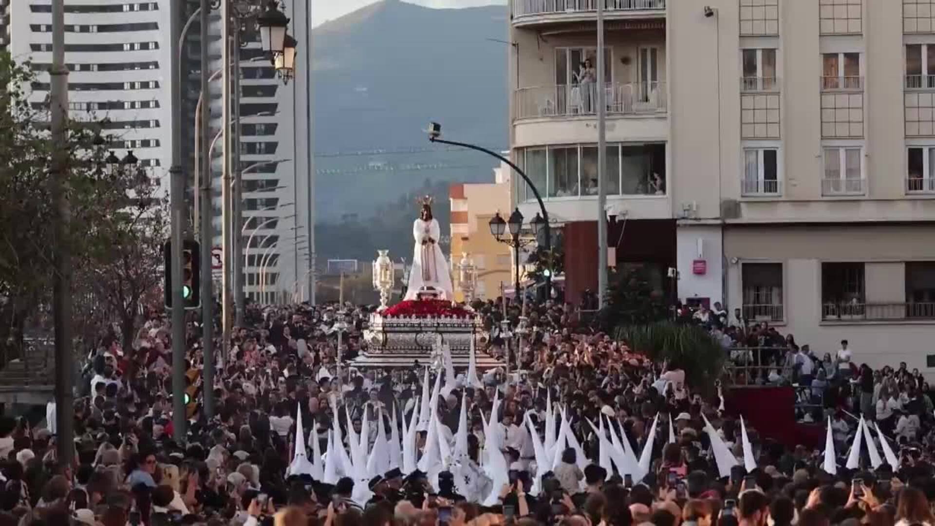 'El Señor de Málaga' vuelven a pasear "guapo" entre miles de devotos