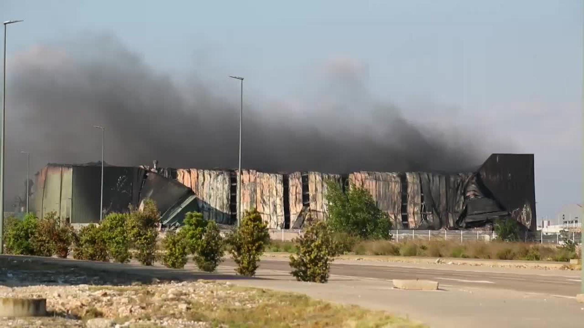 Bomberos de Zaragoza intervienen en un incendio en una nave de ...