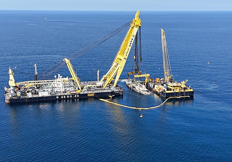 El lujoso yate Bayesian emerge tras diez meses bajo el mar de Sicilia