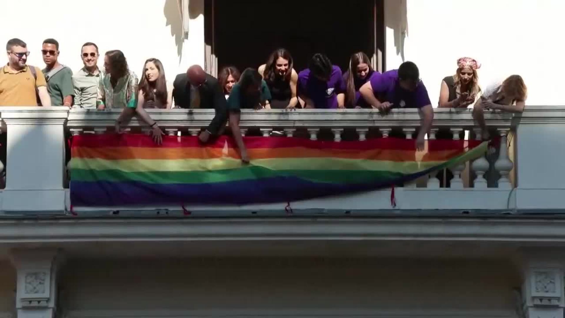 Izado de la bandera LGTBI+ en la Delegación del Gobierno de Madrid