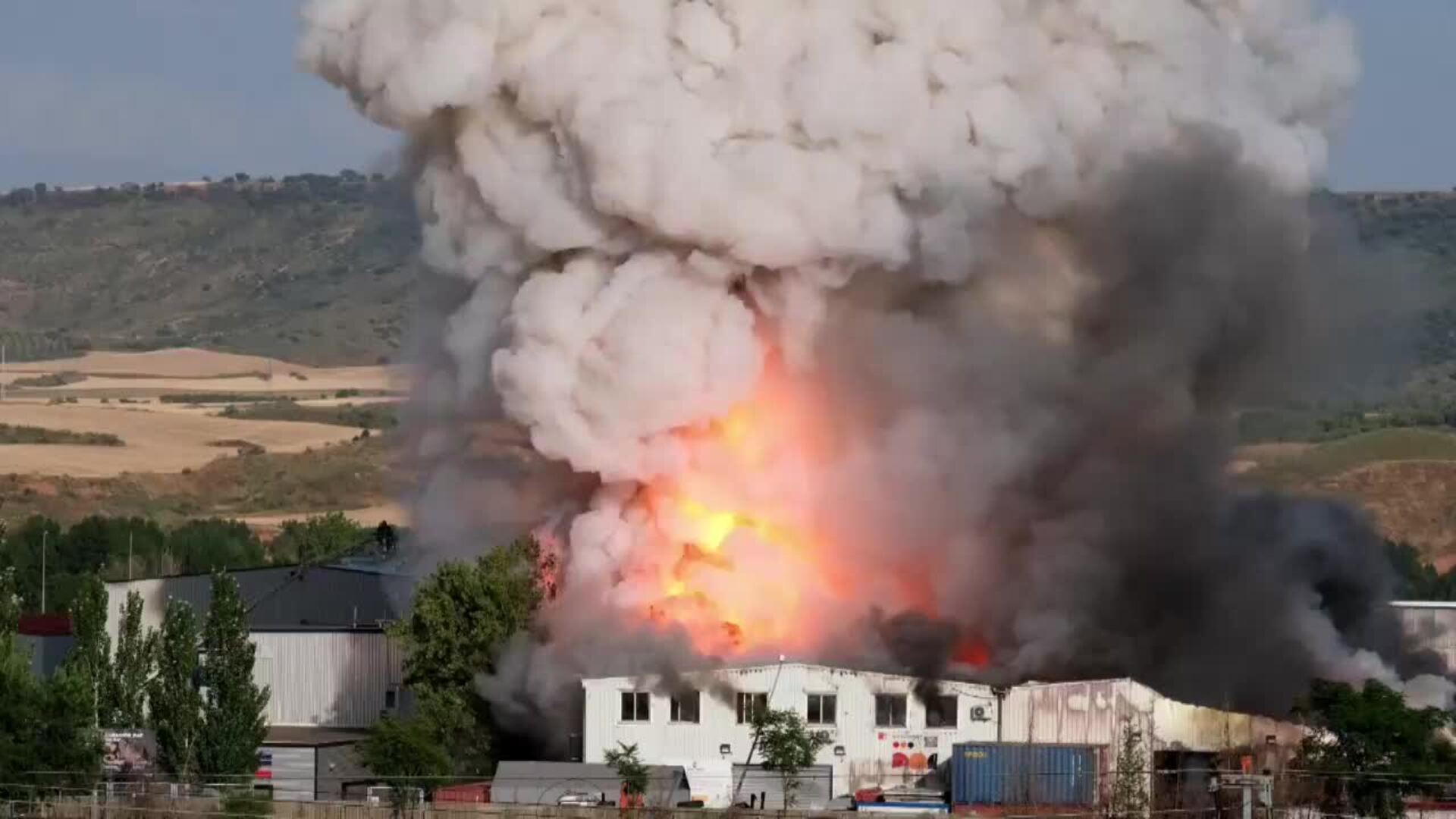 Varias explosiones provocan un incendio en una fábrica de baterías de ...