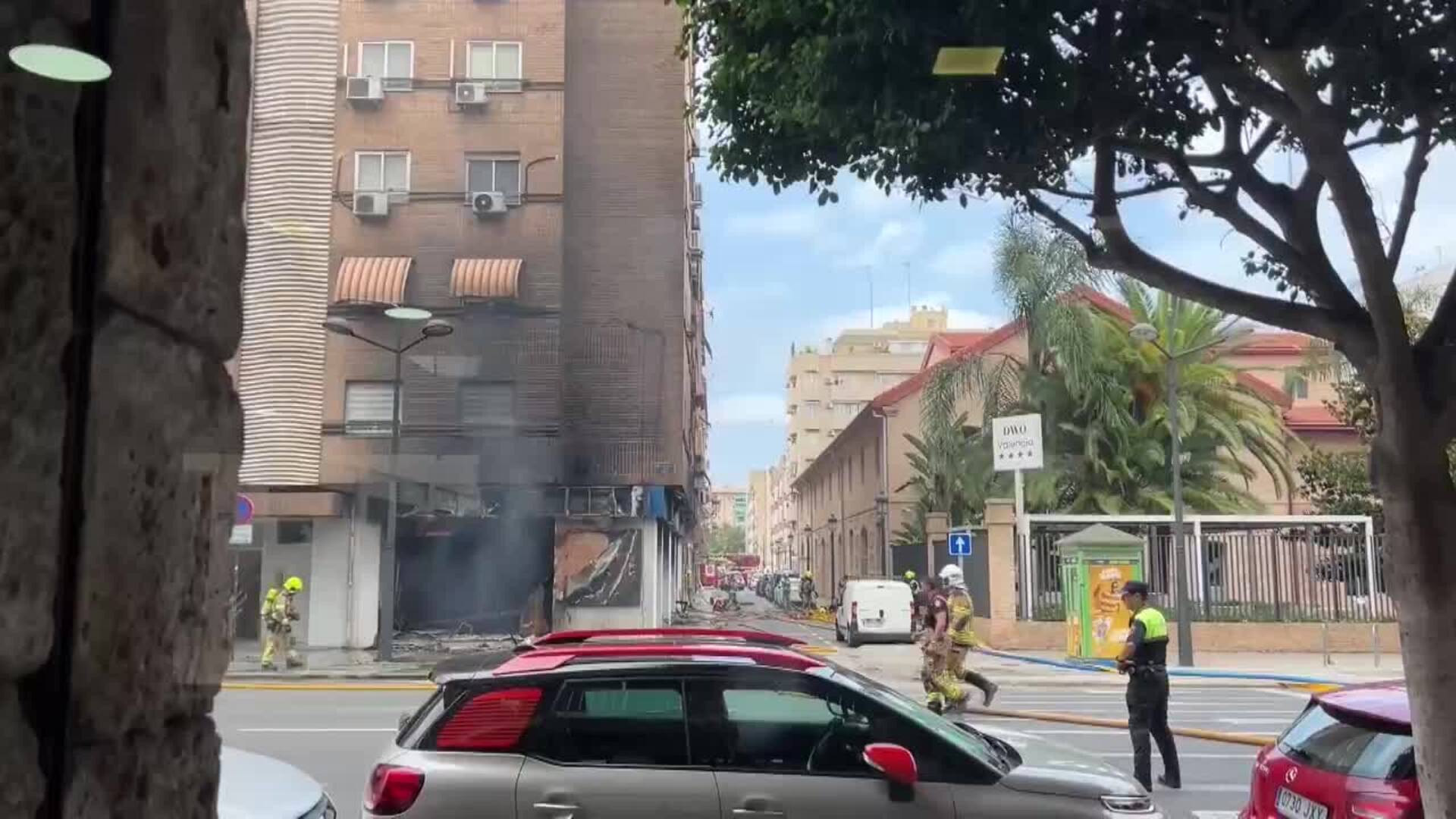 Cinco atendidos por el incendio en un local situado en un bajo de un edificio de València