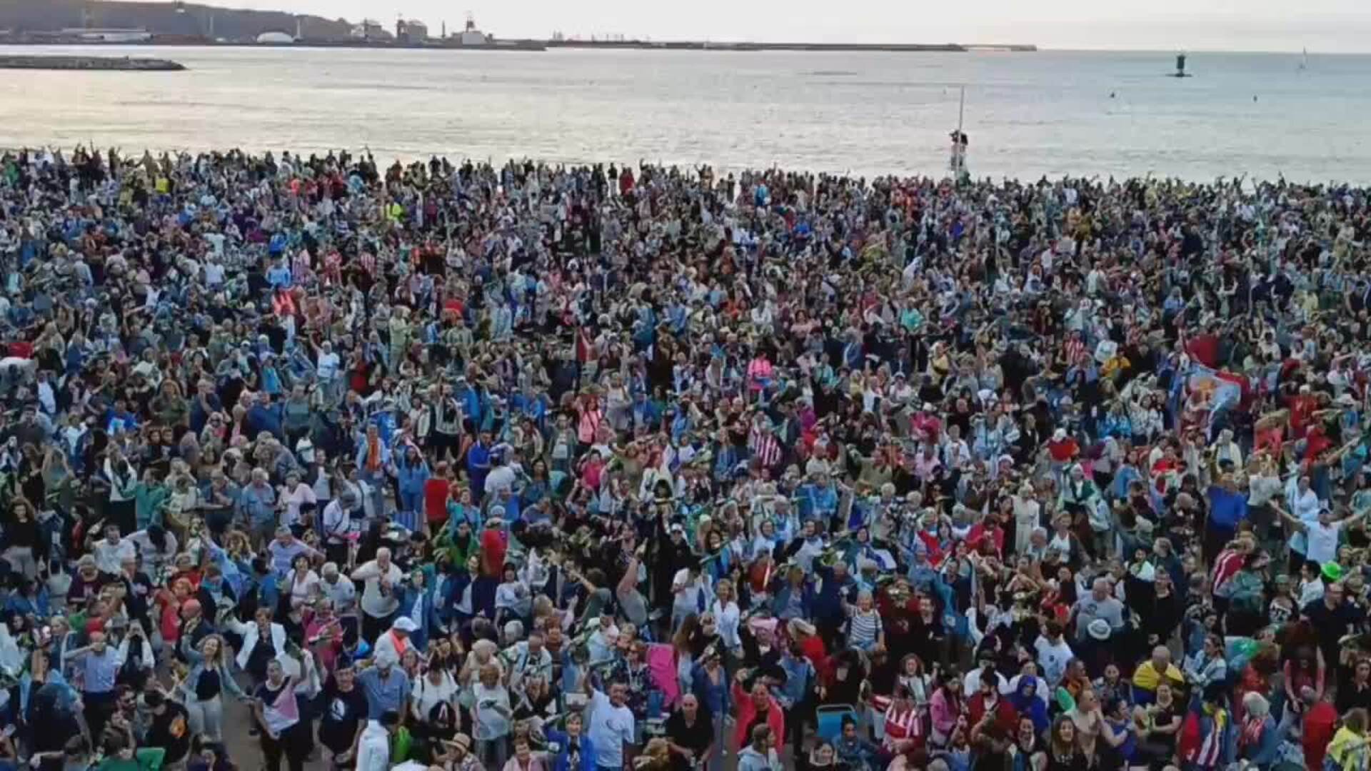 Gijón, nuevo récord mundial de escanciado simultáneo de sidra
