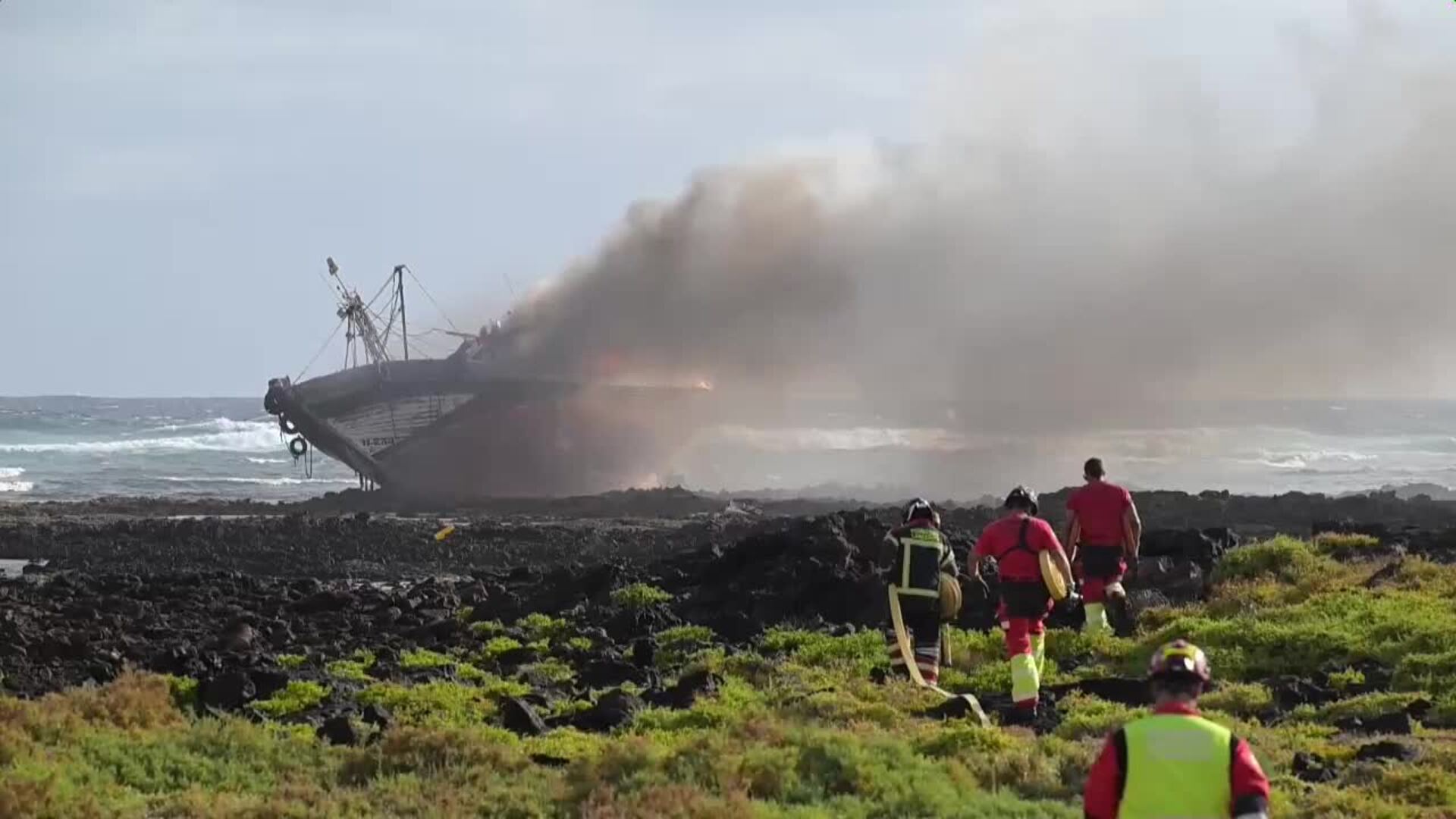 El pesquero encallado en Lanzarote es un barco patera, según los ...