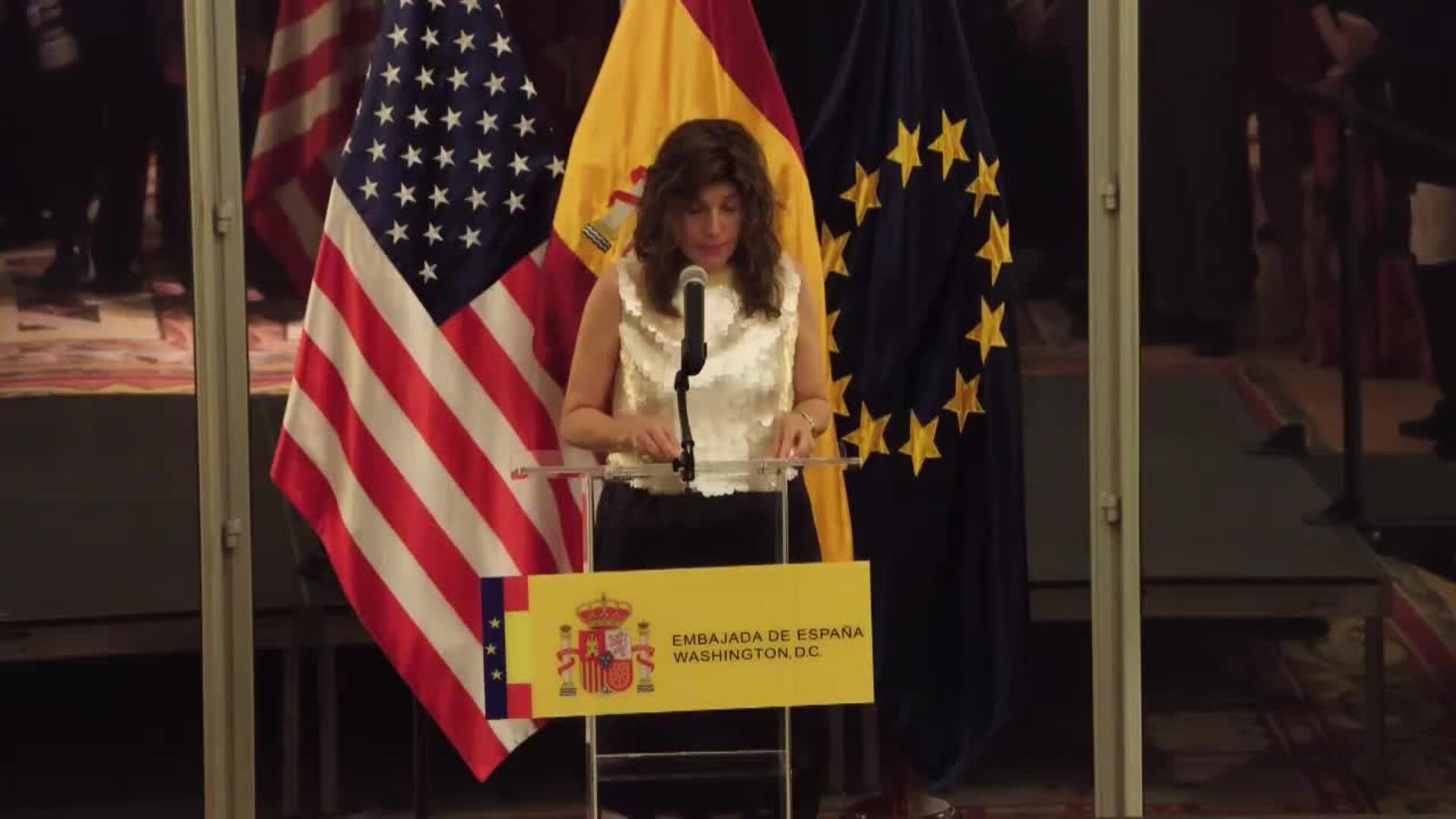 La reina Sofía visita la embajada de España en Washington al inicio de ...