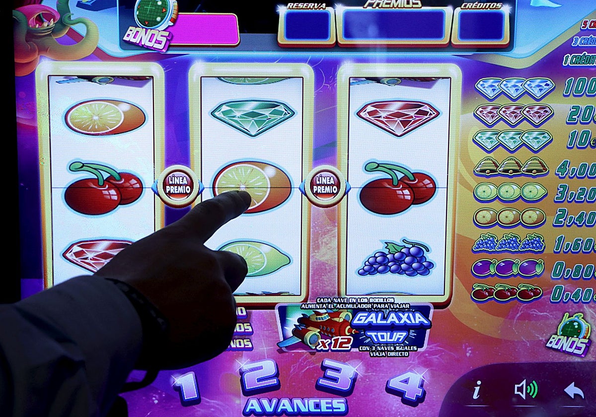 «Del bar al cajero, una y otra vez»: la ruina de un adicto a las tragaperras