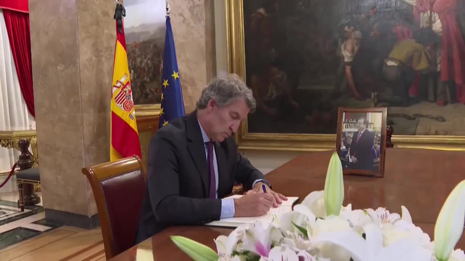 Feijóo firma en el libro de condolencias abierto por la muerte de ...
