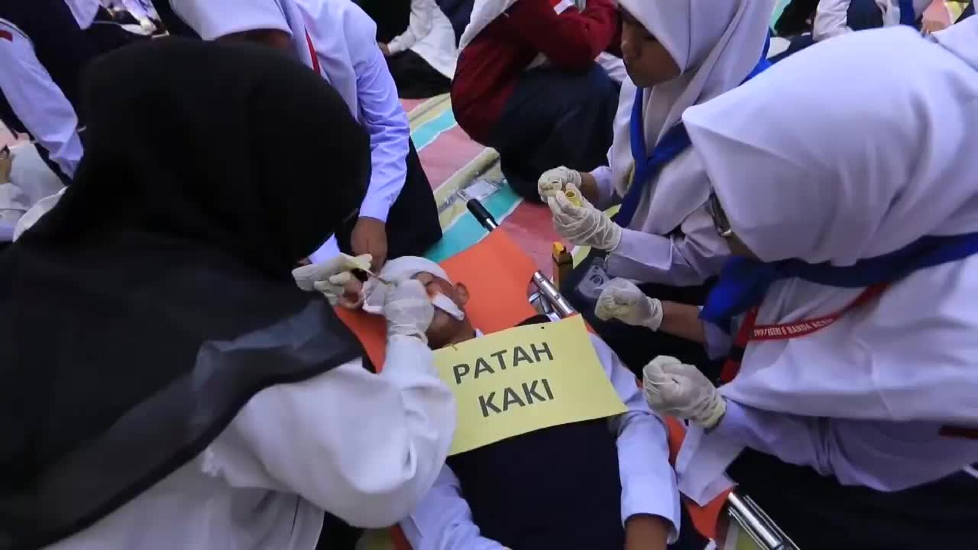 Un colegio de Indonesia organiza un simulacro de tsunami y terremoto ...