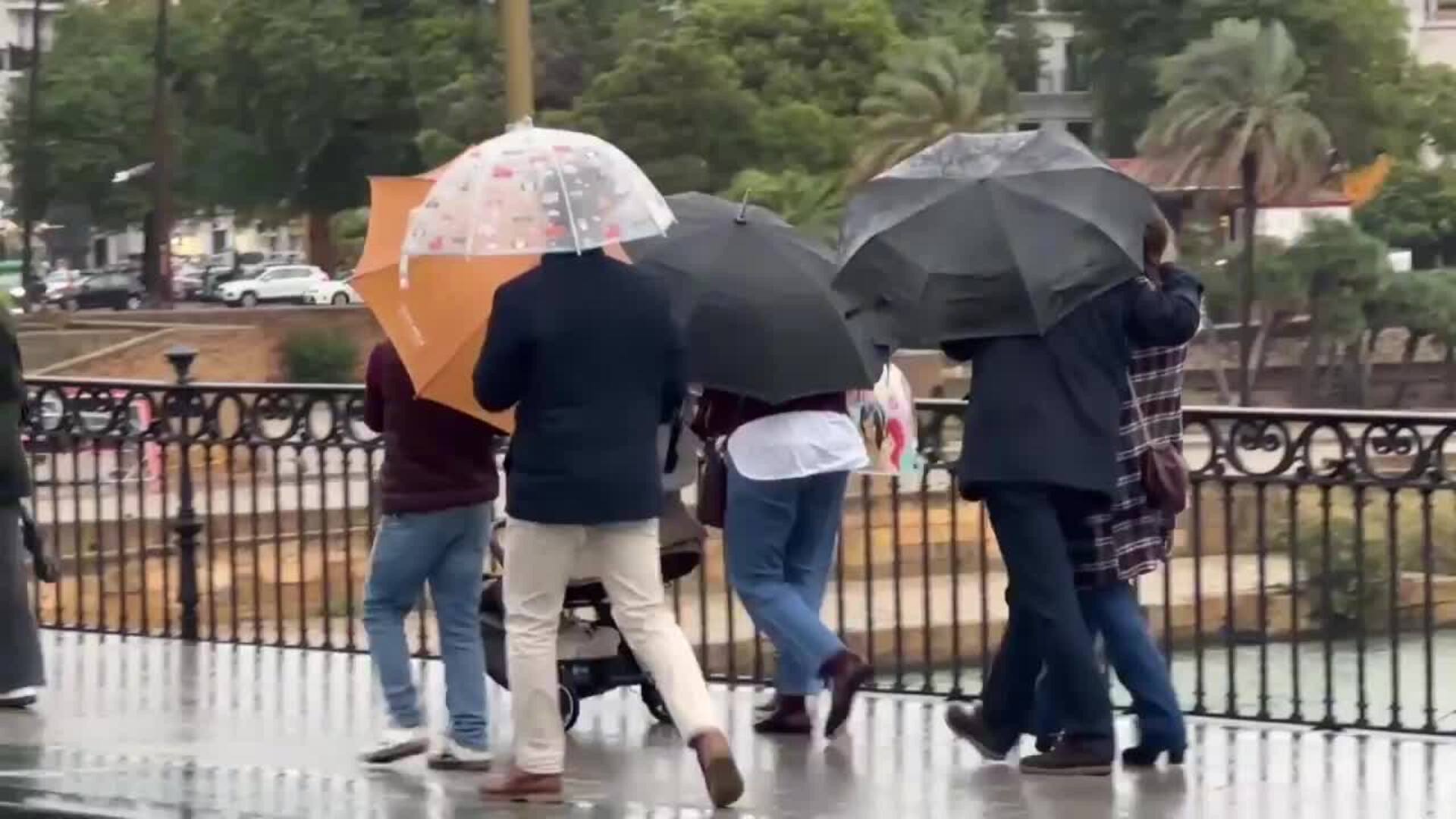 La borrasca Claudia deja lluvia y viento en Sevilla