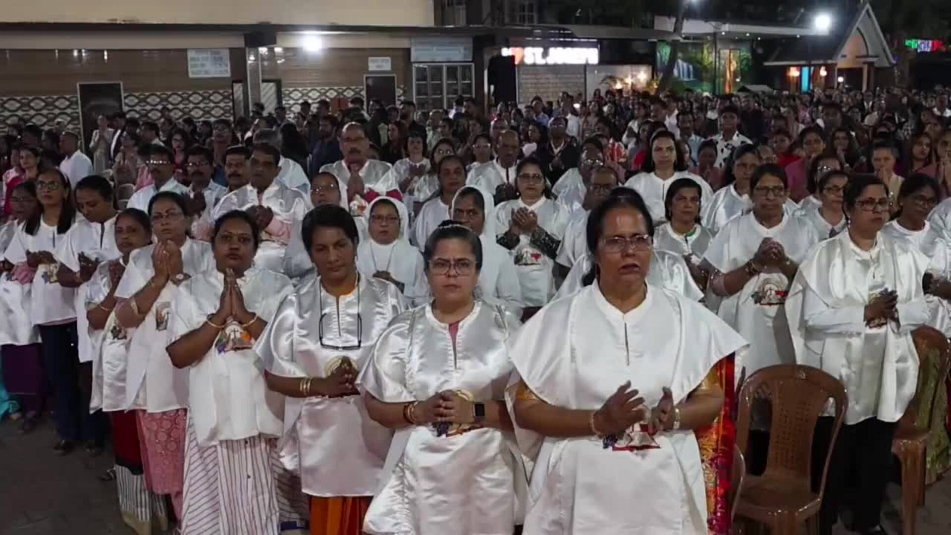 Cristianos rezan en la iglesia de San José durante la misa de ...