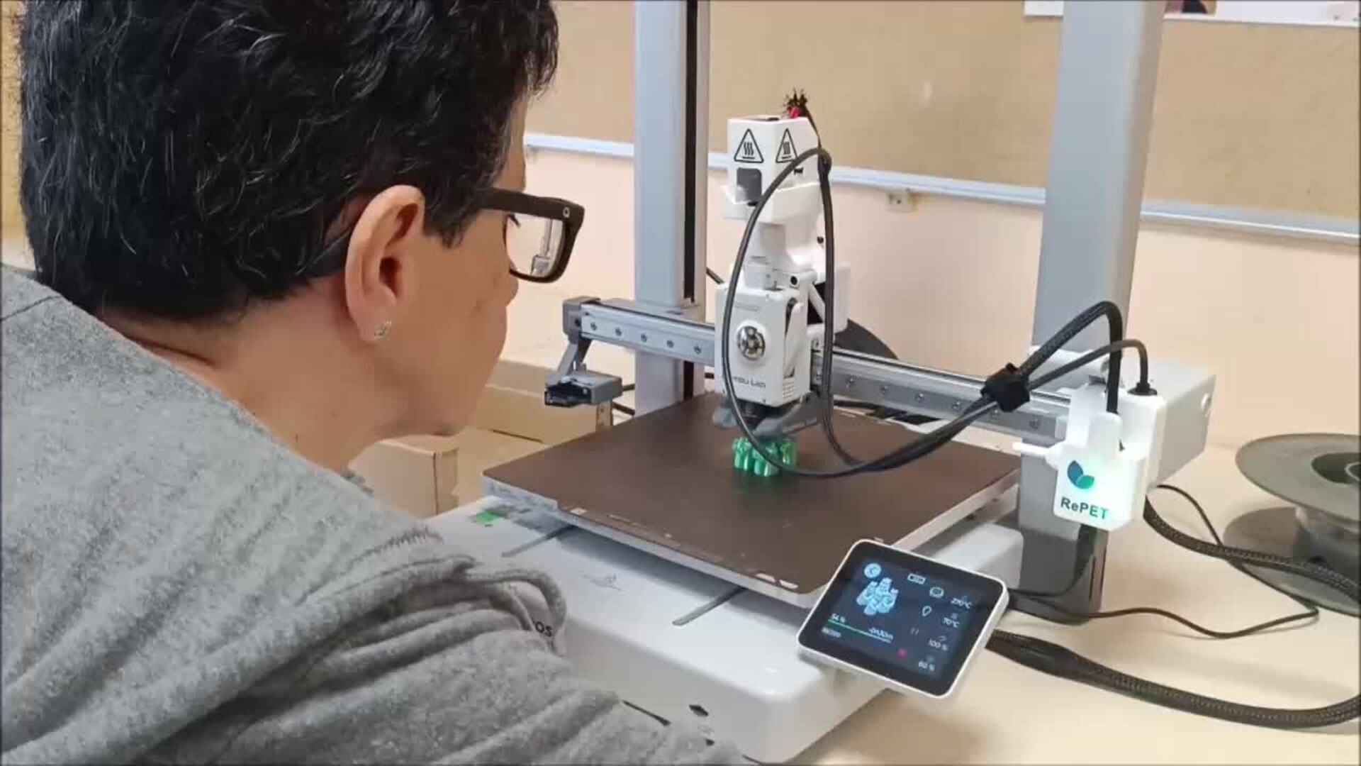 Reciclaje e inclusión para elaborar en Alcalá las figuras del roscón de ...