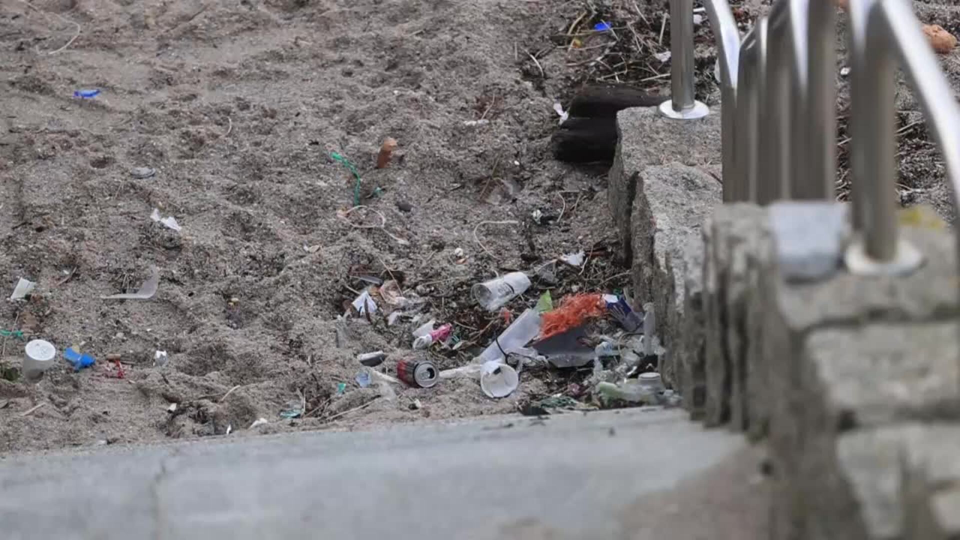 La suciedad se acumula en la playa de Orzán en A Coruña por el temporal