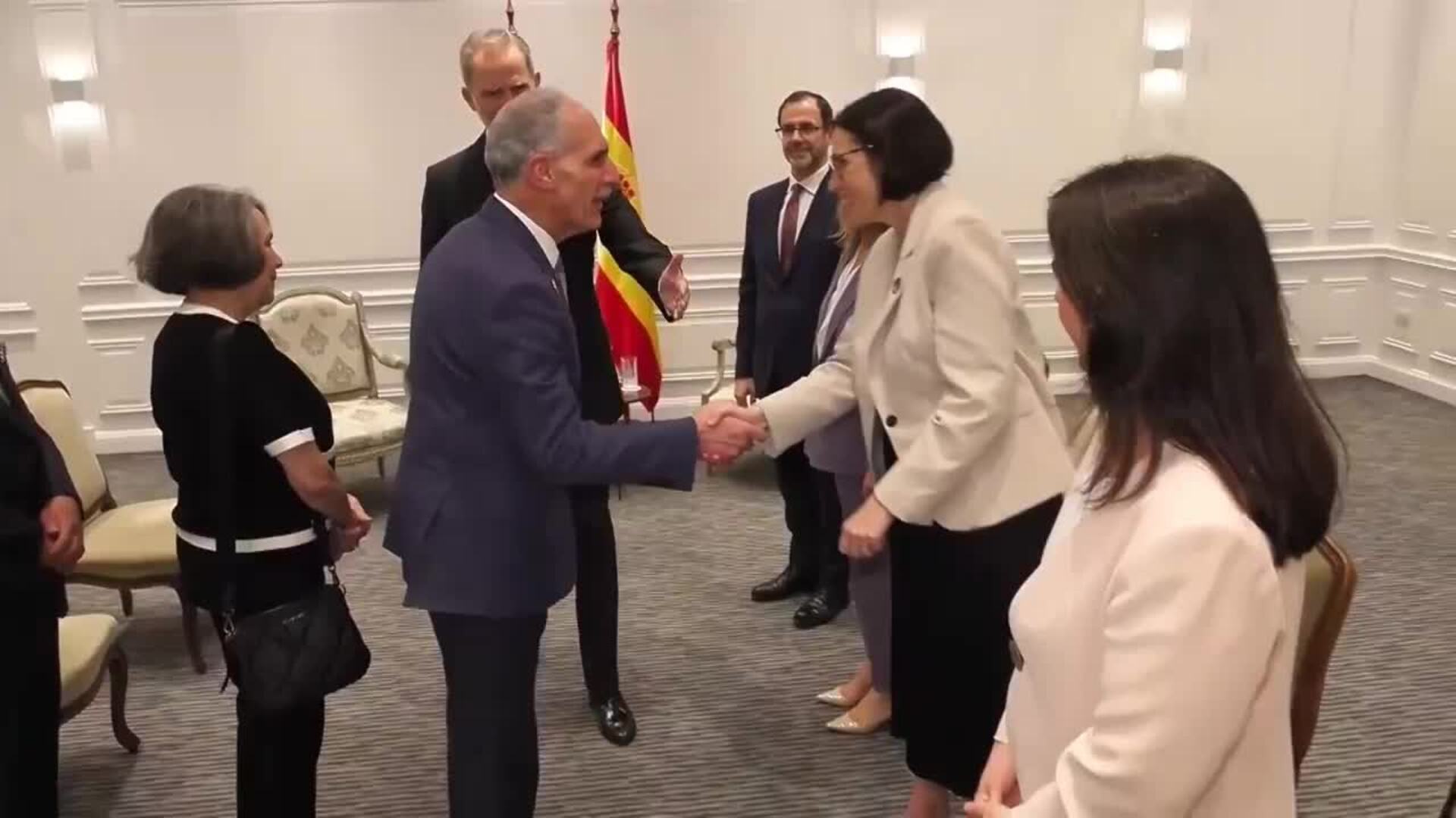 El rey Felipe VI de España se reúne en Chile con el presidente de Honduras