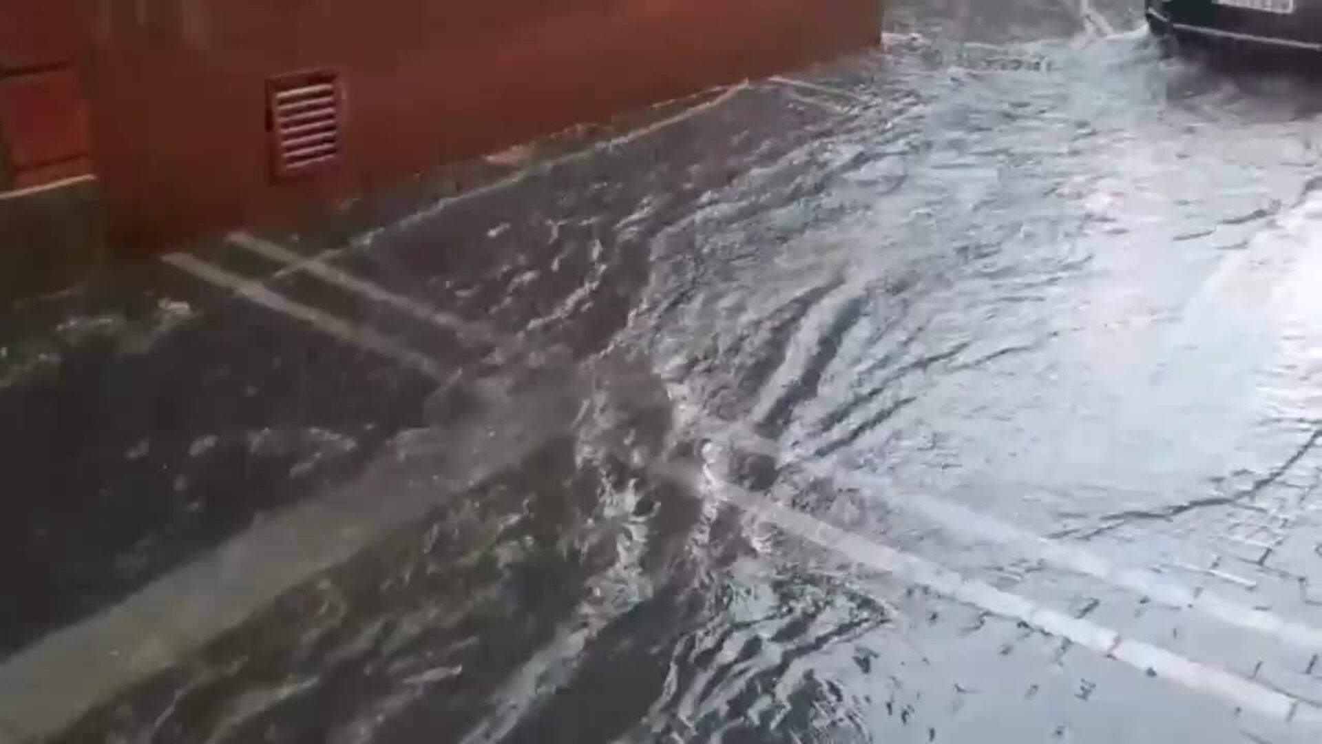 Una tromba de agua anega varias viviendas en Tudela de Duero (Valladolid)