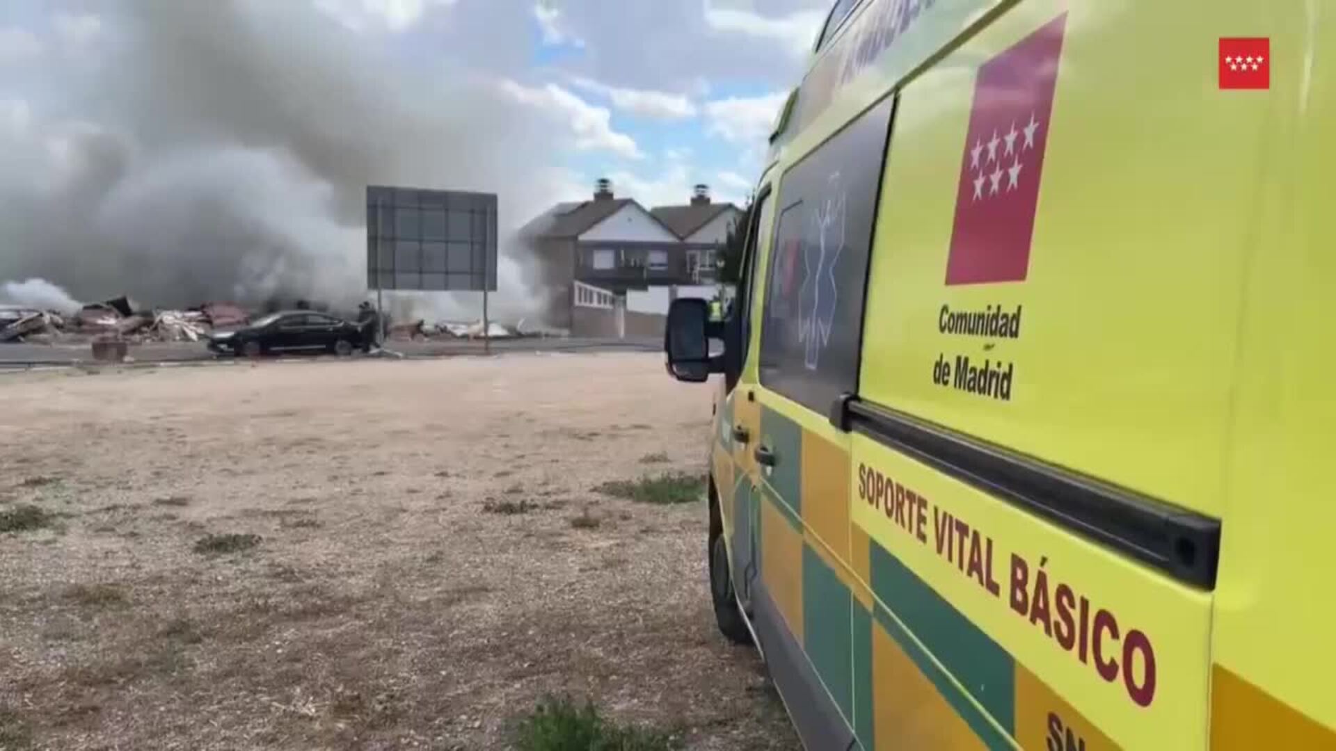 Los Bomberos trabajan en un incendio tras derrumbarse tres viviendas en ...