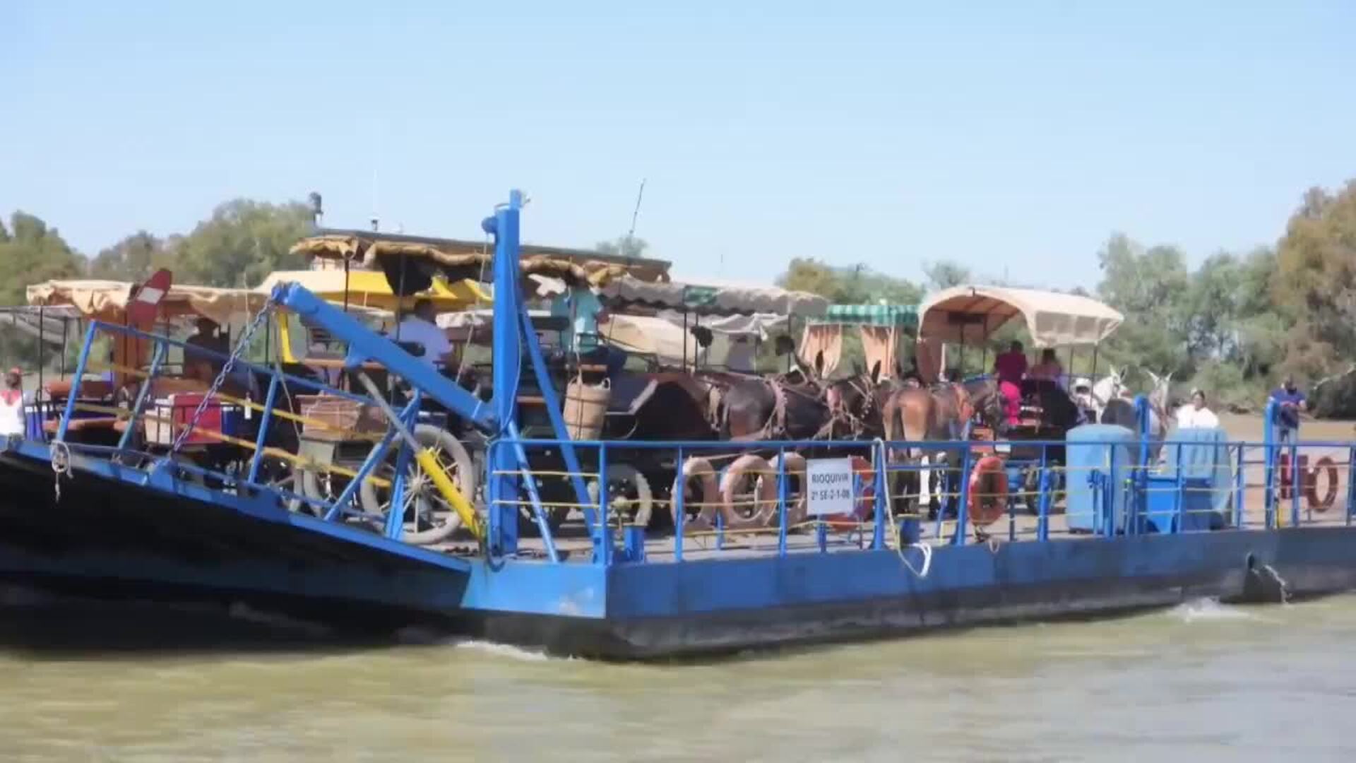 Los romeros cruzan el paso fluvial de Coria del Río camino del Rocío