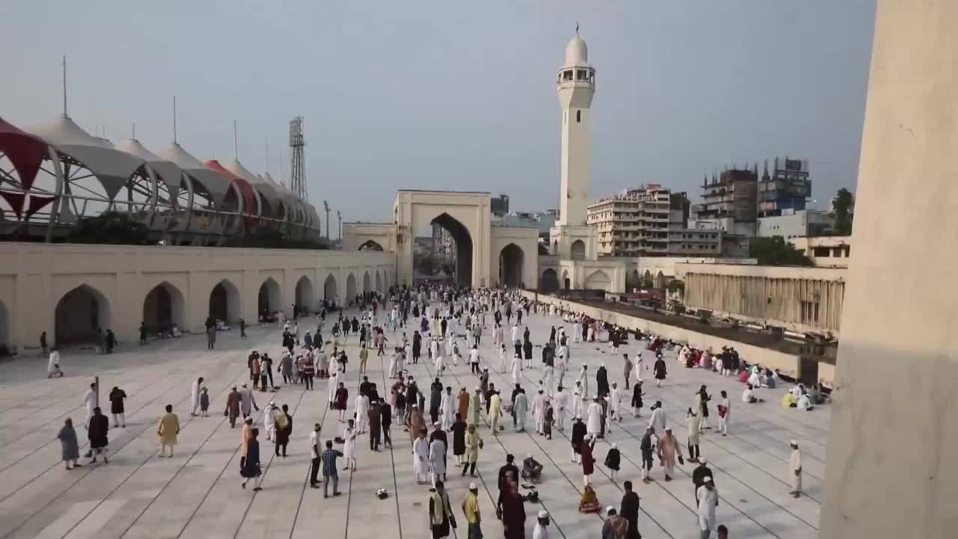 Musulmanes en Daca acuden a temprana hora para orar durante el Eid al Adha