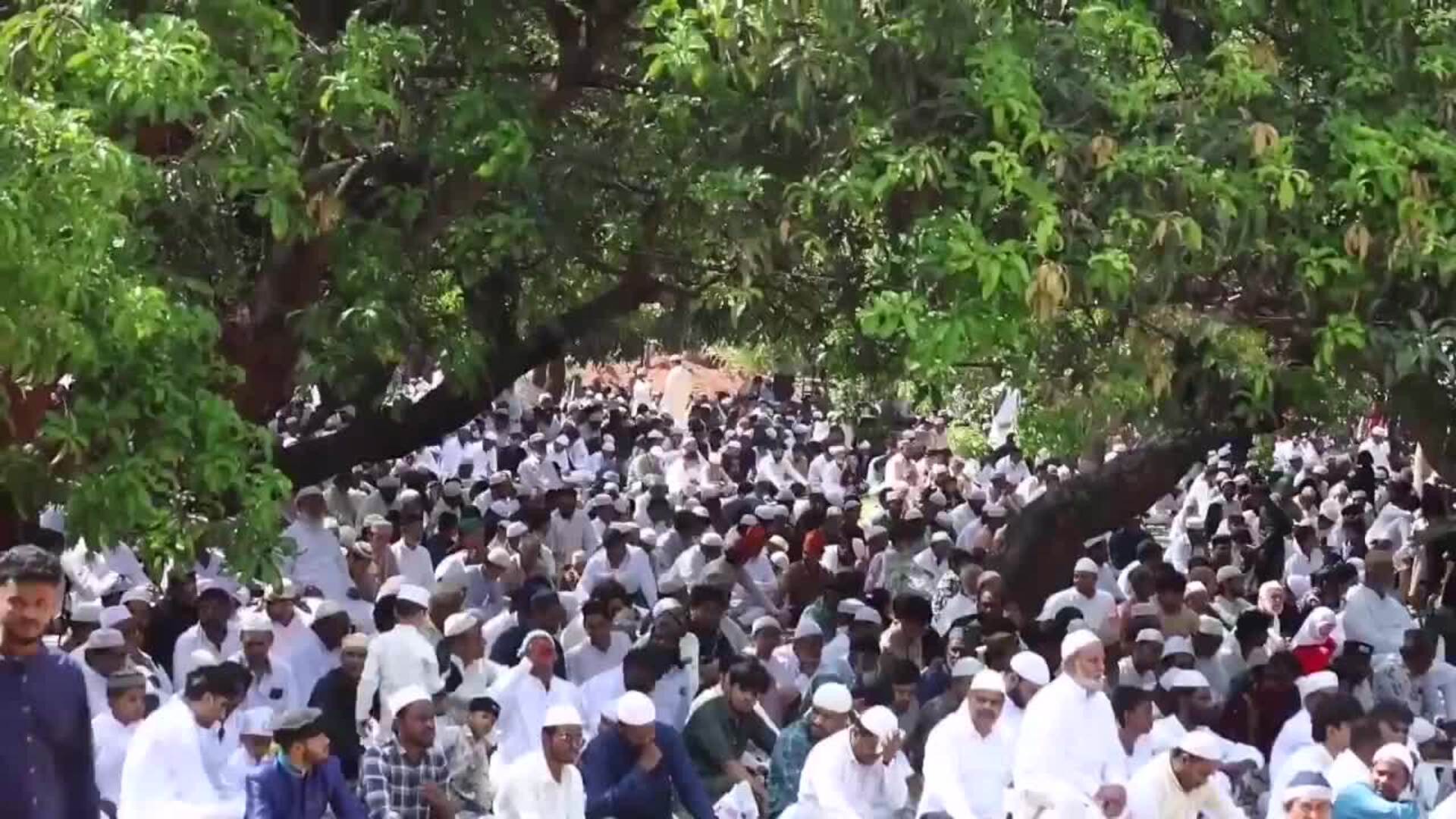 Musulmanes indios oran en Bangalore durante el Eid al Adha