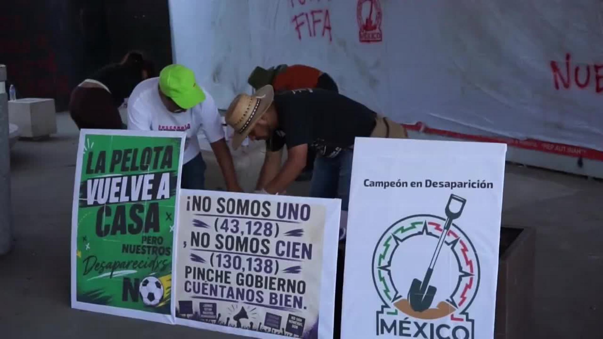 Familias de desaparecidos pegan fichas de búsqueda en el Estadio ...