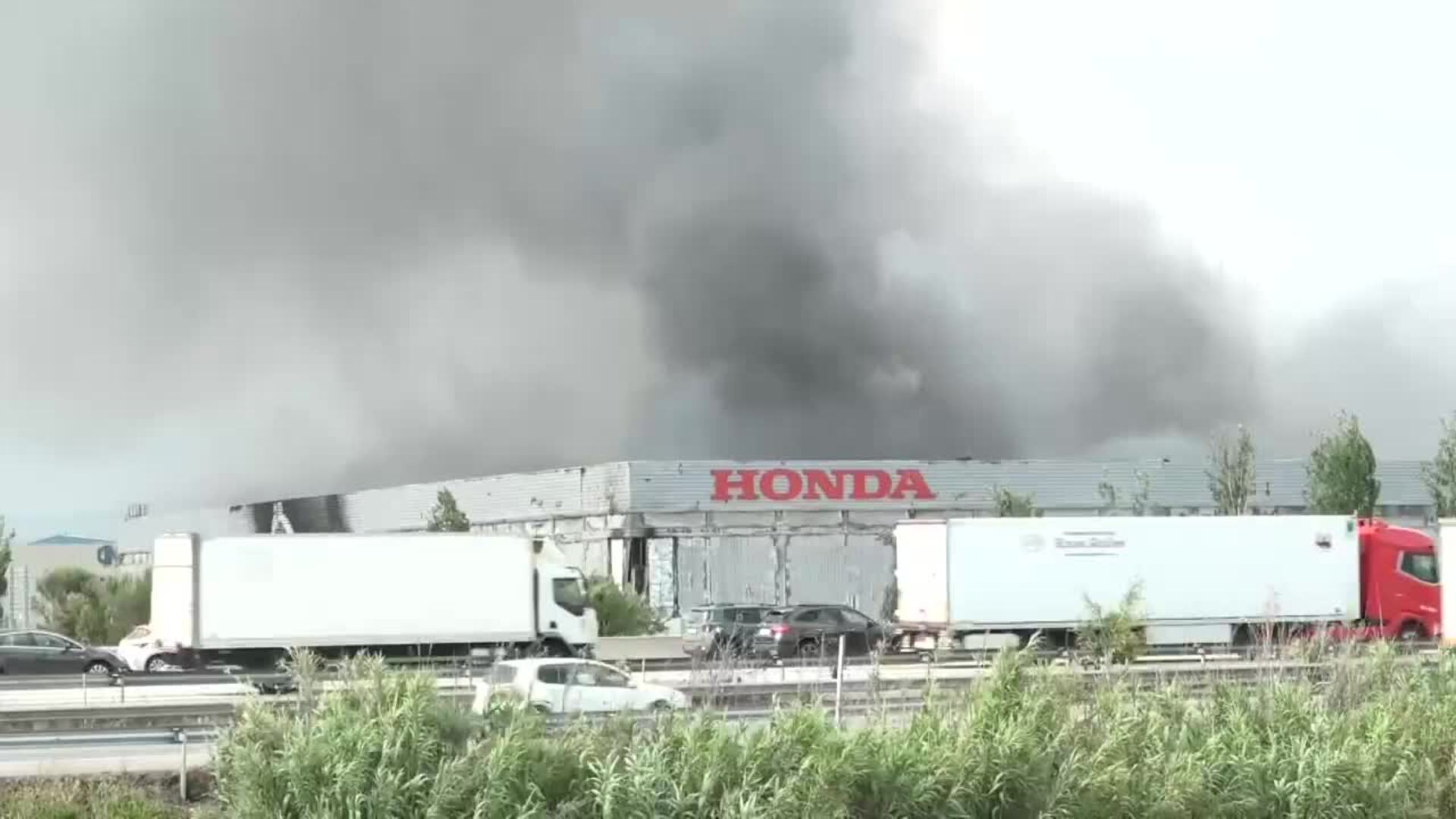 Arde la nave de Honda en Santa Perpètua (Barcelona), de la que se ...