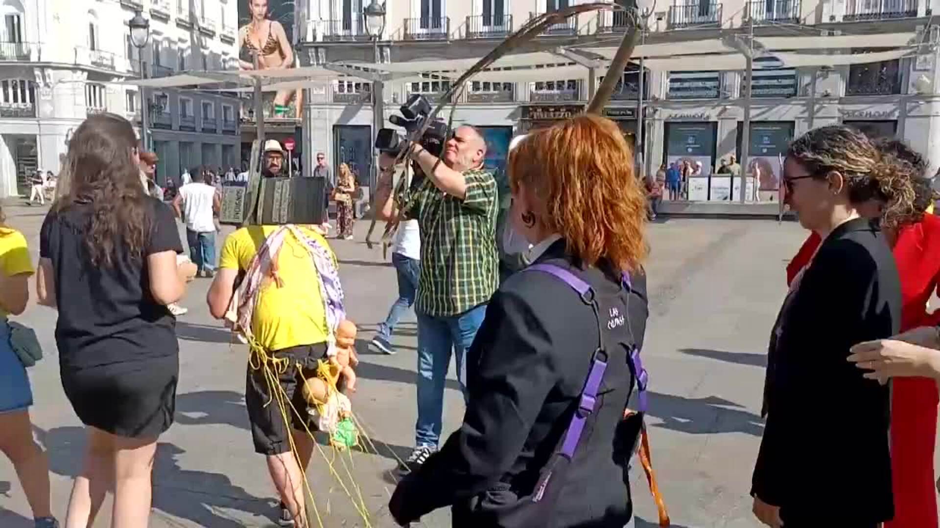 Educadoras escenifican en Sol un "vía crucis" de la situación en las ...