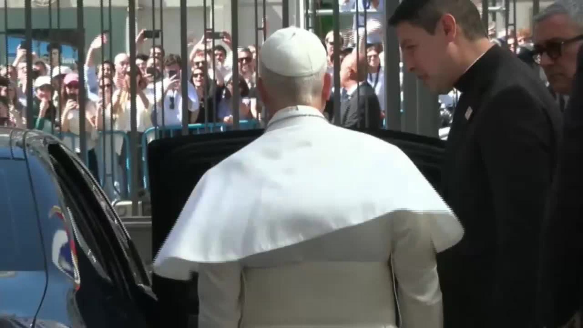 Salida del papa del Congreso de los Diputados