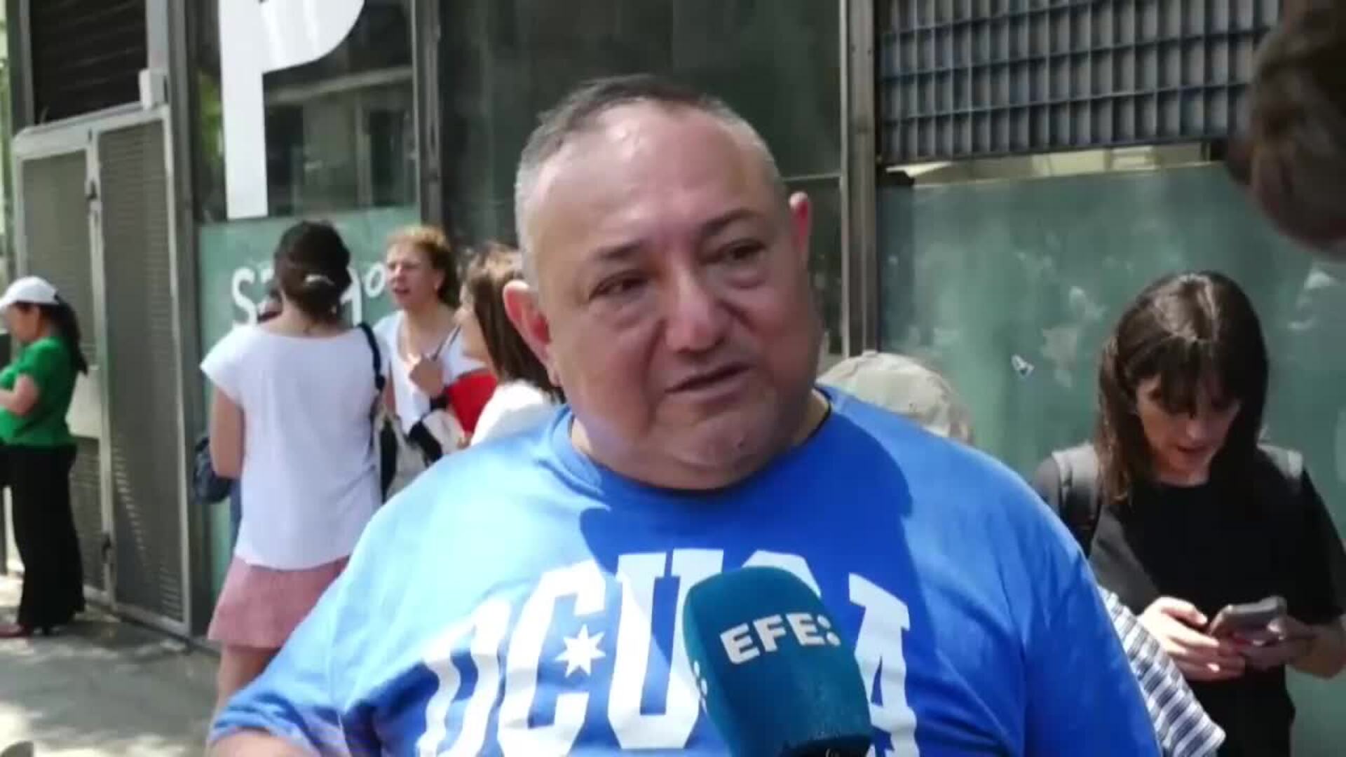 Emoción entre los fieles tras el saludo del papa en la plaza de la Catedral