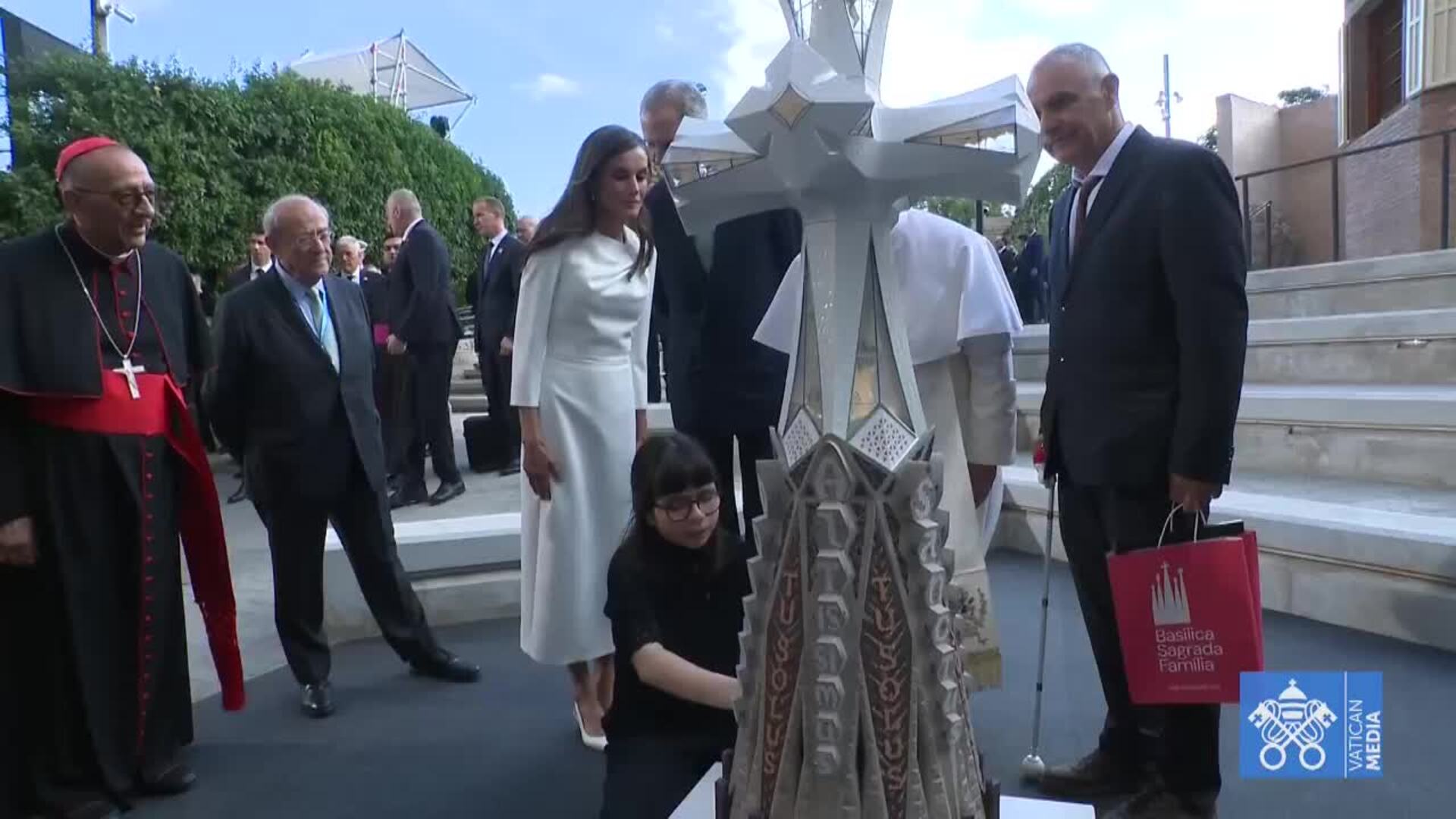 El papa llega a la Sagrada Familia y reza ante la cripta de Gaudí