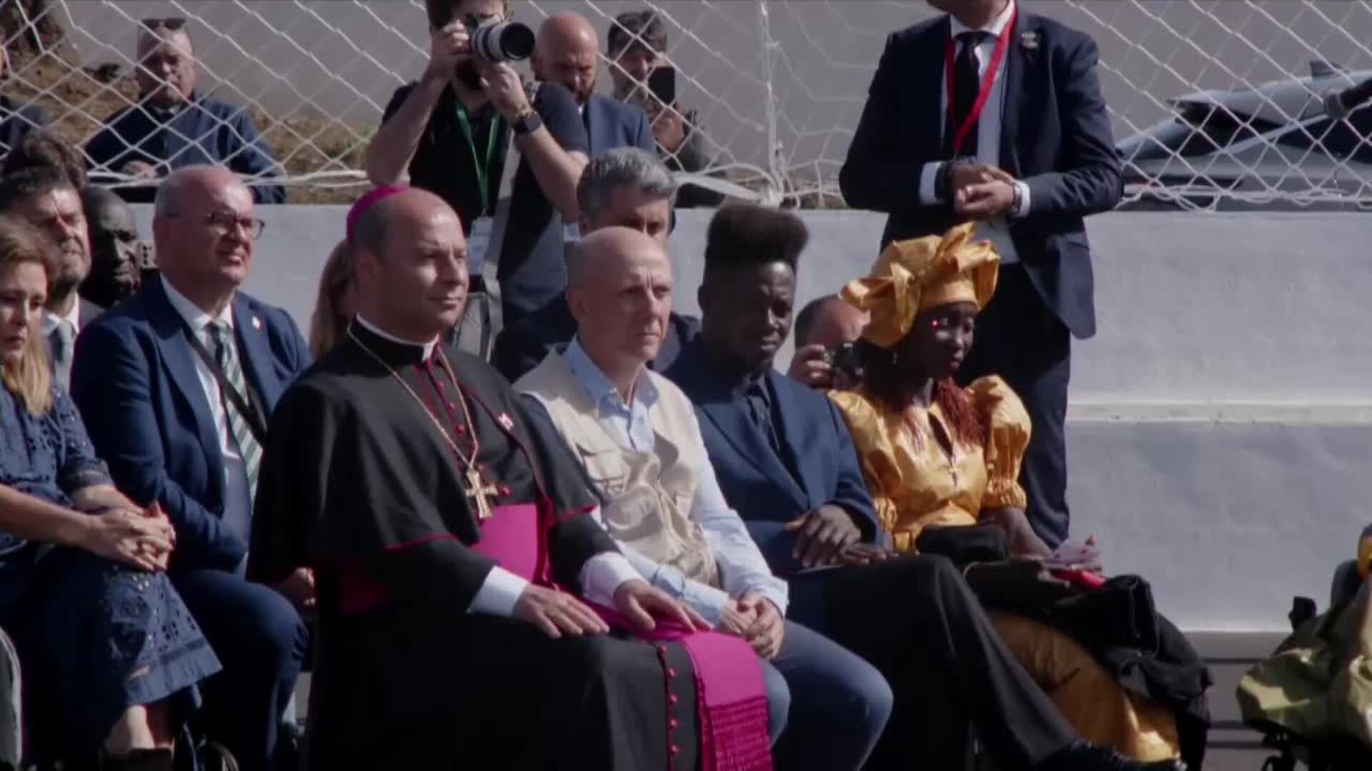 El papa se despide de España con varias horas de retraso por una ...