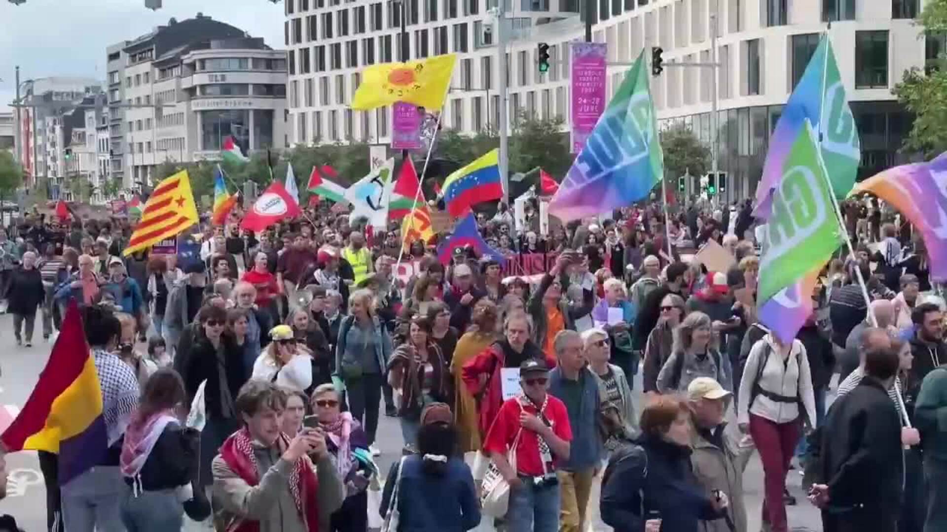 Miles de personas se manifiestan en Bruselas contra el aumento del ...