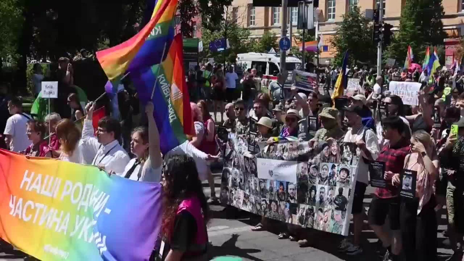 La comunidad LGTBI ucraniana marcha por el centro de Kiev