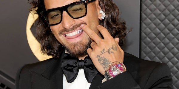 El insólito y millonario reloj de Maluma en los Grammy 2024