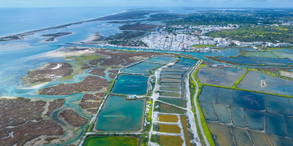 Una ría y una barrera de islas componen el paisaje menos conocido y más ...
