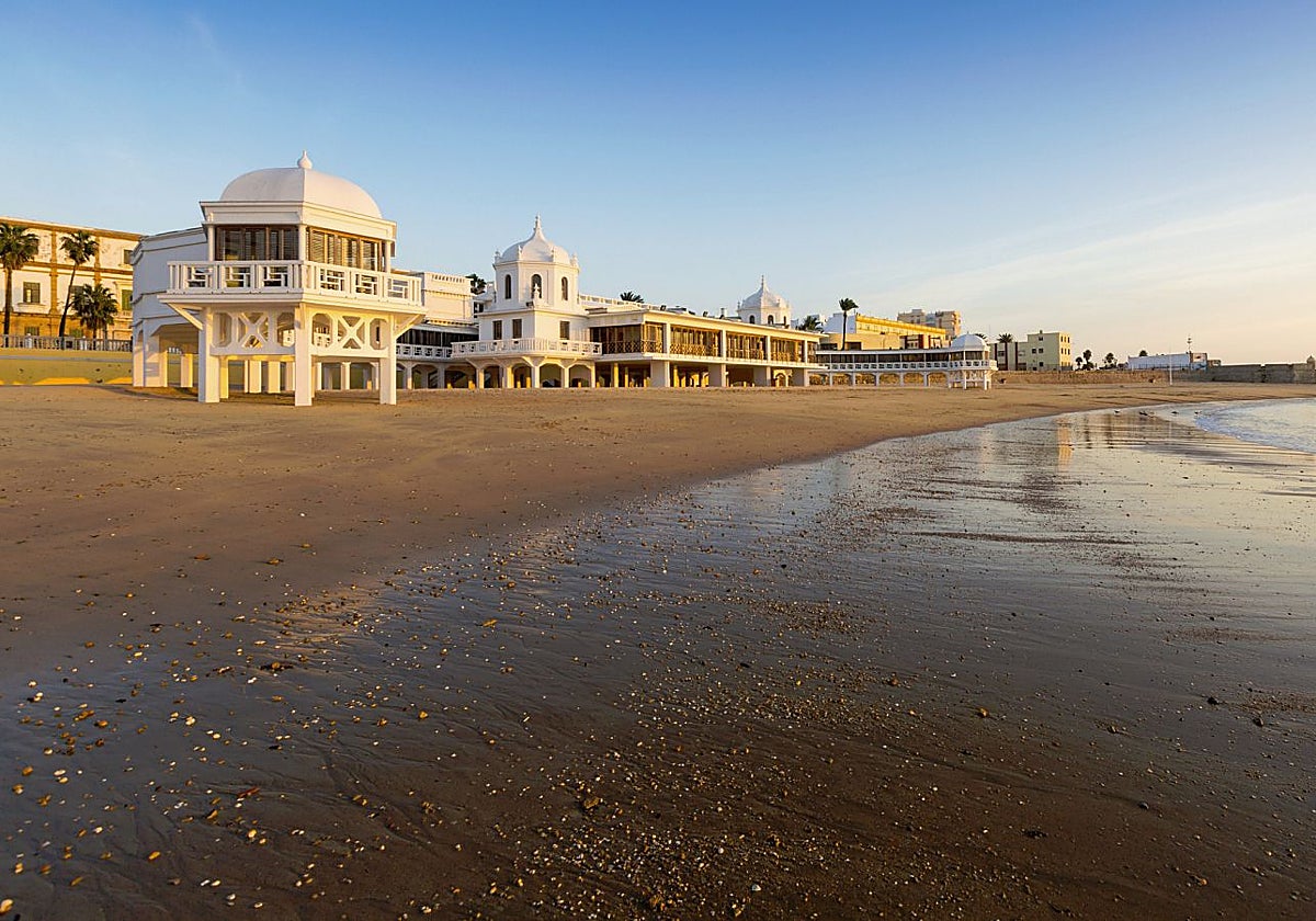 Las playas urbanas más bonitas de Andalucía a las que llegar en tren