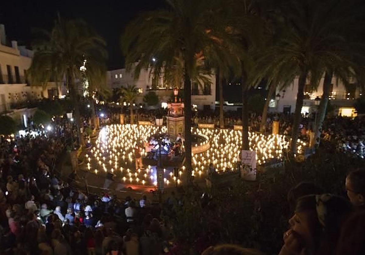 El pueblo a menos de dos horas de Sevilla que llena sus calles de velas ...