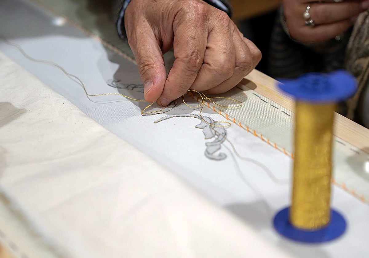 Huelva da la primera puntada a su nuevo traje para la Virgen del Rocío