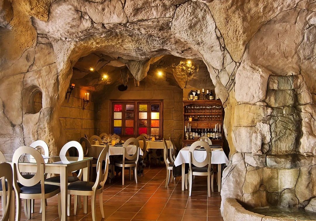 El restaurante de Huelva en el que puedes comer dentro de una cueva ...