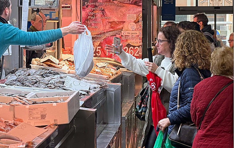 El Mercado del Carmen resiste al amarre indefinido: hay pescado, pero ...