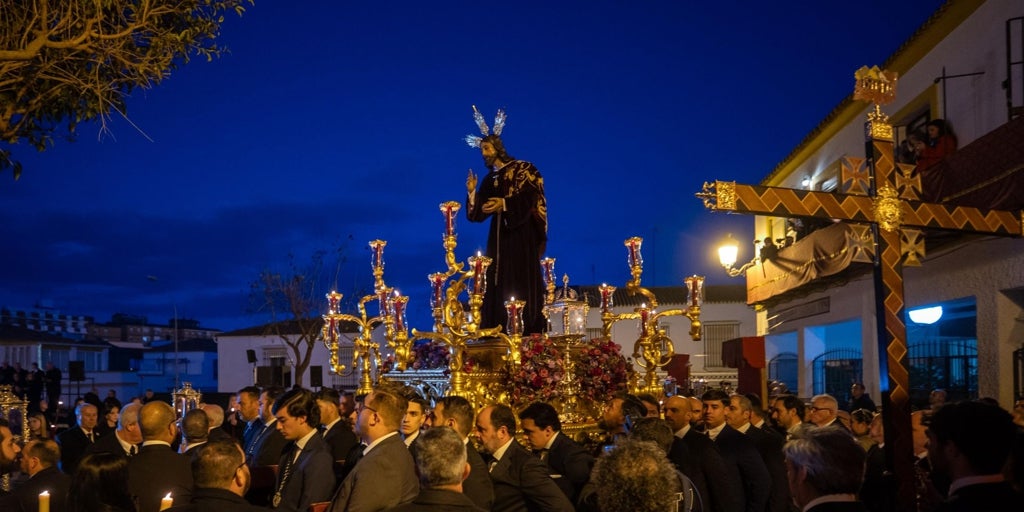 Noche de recogimiento junto al Cristo del Amor en el Vía Crucis de la ...