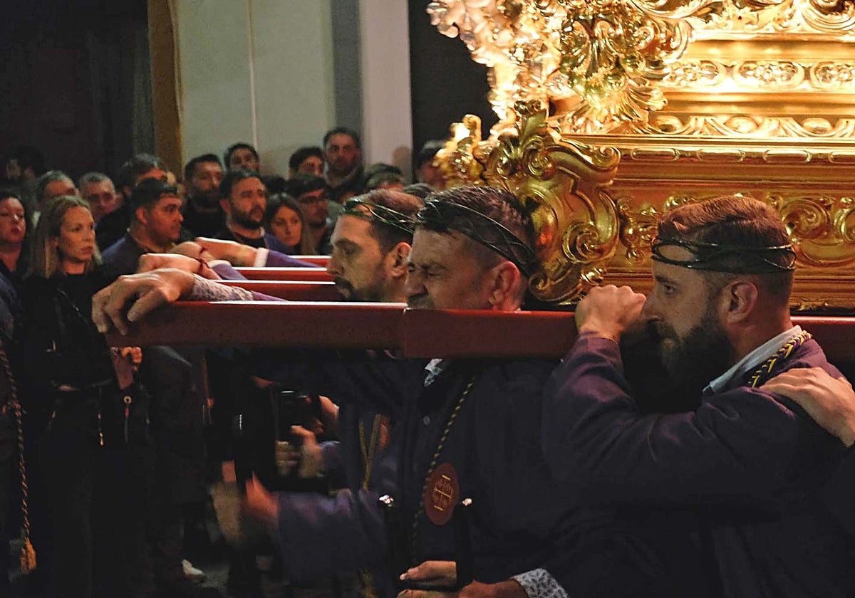 La hermandad de Huelva que sorprende por su forma de llevar los pasos ...