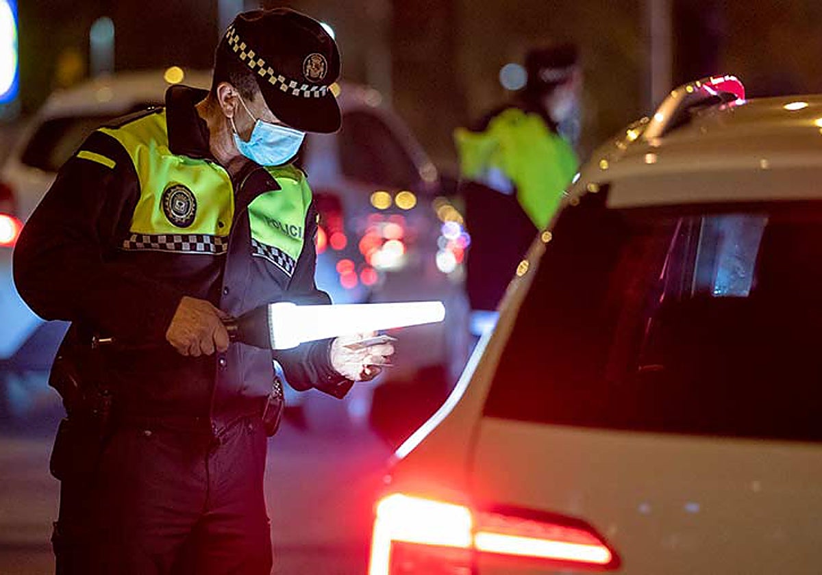 Intentan embestir a un coche de la Policía Local de Huelva al huir de ...