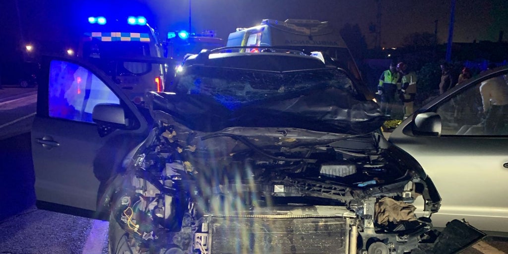Dos personas heridas y un mulo muerto en una colisión entre dos coches ...