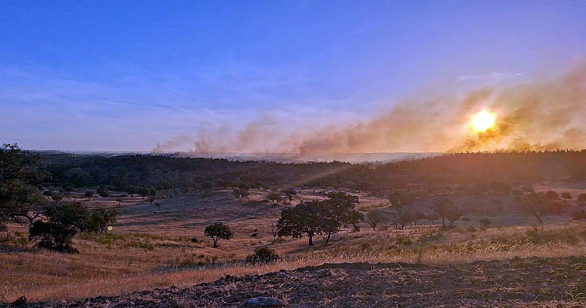 Elevan a fase de emergencia 1 el incendio forestal de Alosno, que ya ha ...