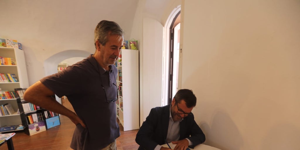 Ignacio Moreno firma ejemplares de 'Sin acritud' en la Feria del Libro ...