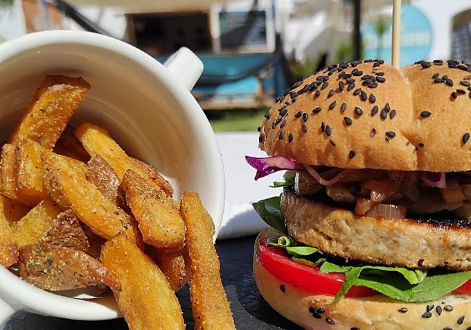 Ozu Bar, el refugio perfecto tras una mañana de surf en Tarifa
