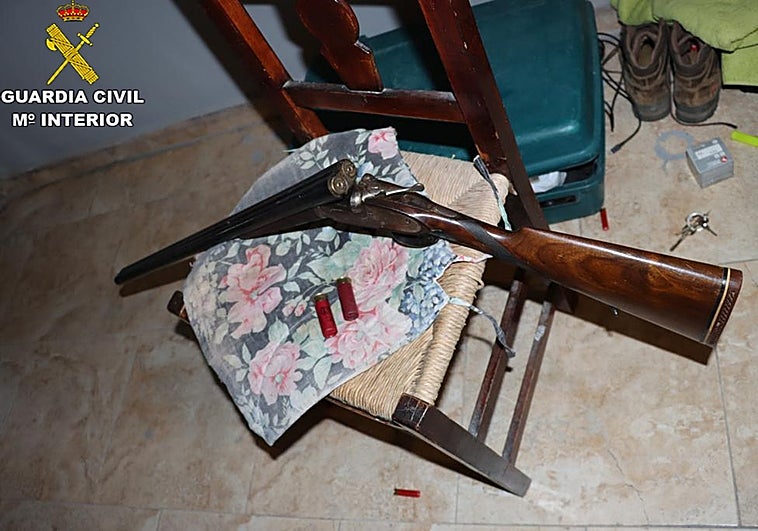 Marihuana en Villamartín: una escopeta de caza y un arma simulada como ...