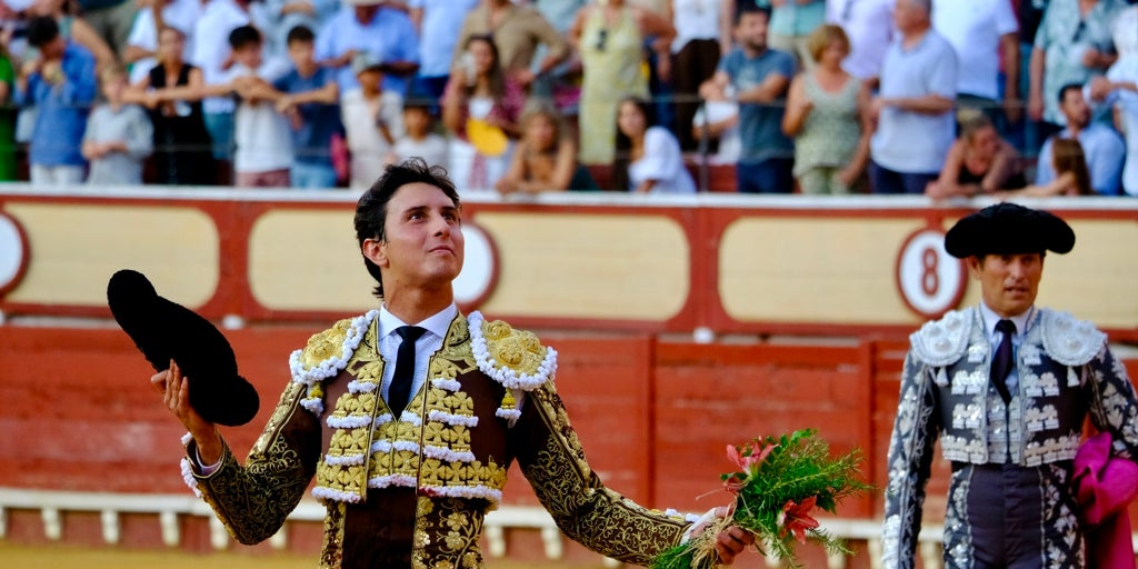Puerta Grande para un arrollador Roca Rey en una gran tarde de toros en ...