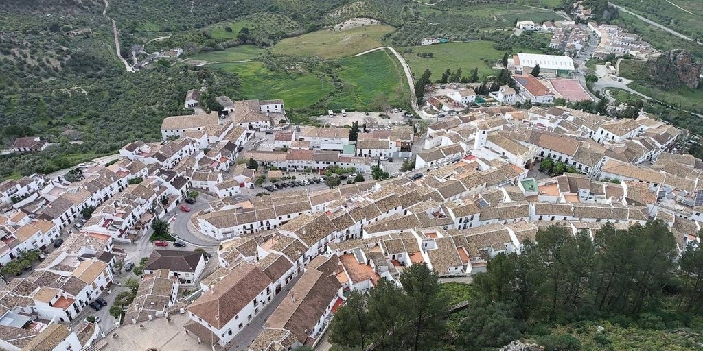 Sierra de Cádiz: Zahara de la Sierra se convierte en «un auténtico ...